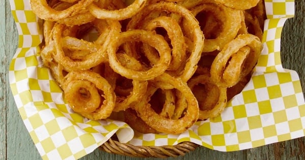 Light and Crispy Fried Onion Rings Recipe - Flyers Online